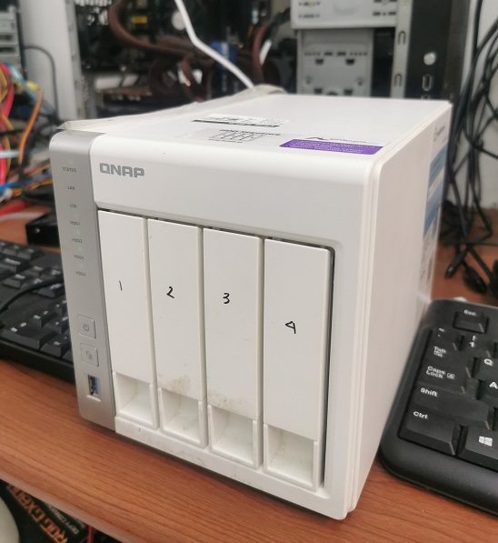 NAS QNAP 4 Bay ( 4x2TB )- HDD rusak dan clicking - Indo Data Recovery